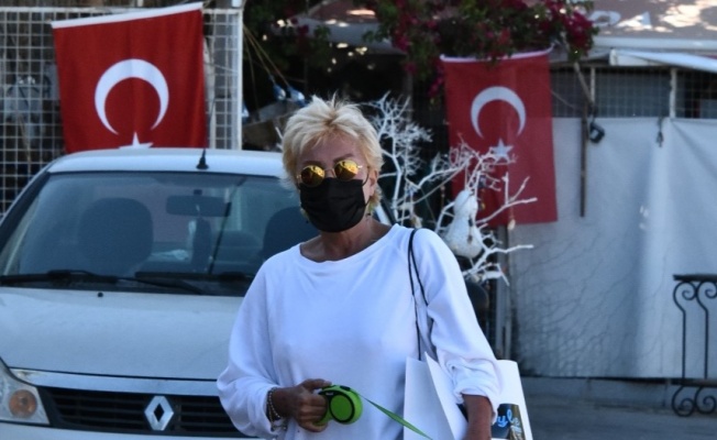 Semiramis Pekkan Bodrum'da köpeği ile yürüyüş yaptı - MagazinSortie.com