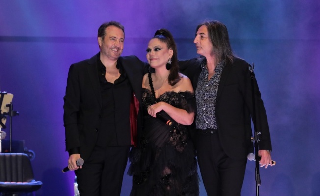 İzel Çelik Ercan 30 yıl sonra Kuruçeşme de 5. konserini verdi ...