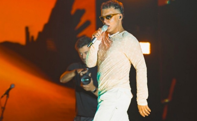 Edis Kemerburgaz'da verdiği konserde şıklığıyla dikkat çekti ...