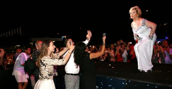 Emel Sayın, 'Bi' Büyük Fest'de hayranlarını coşturdu - MagazinSortie.com