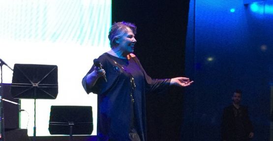 Işıl Yücesoy 30 yıl aradan sonra sahneye çıktı - MagazinSortie.com