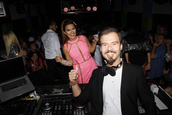 Popun kraliçesi Demet Akalın eelence de sahneye çıktı. - MagazinSortie.com