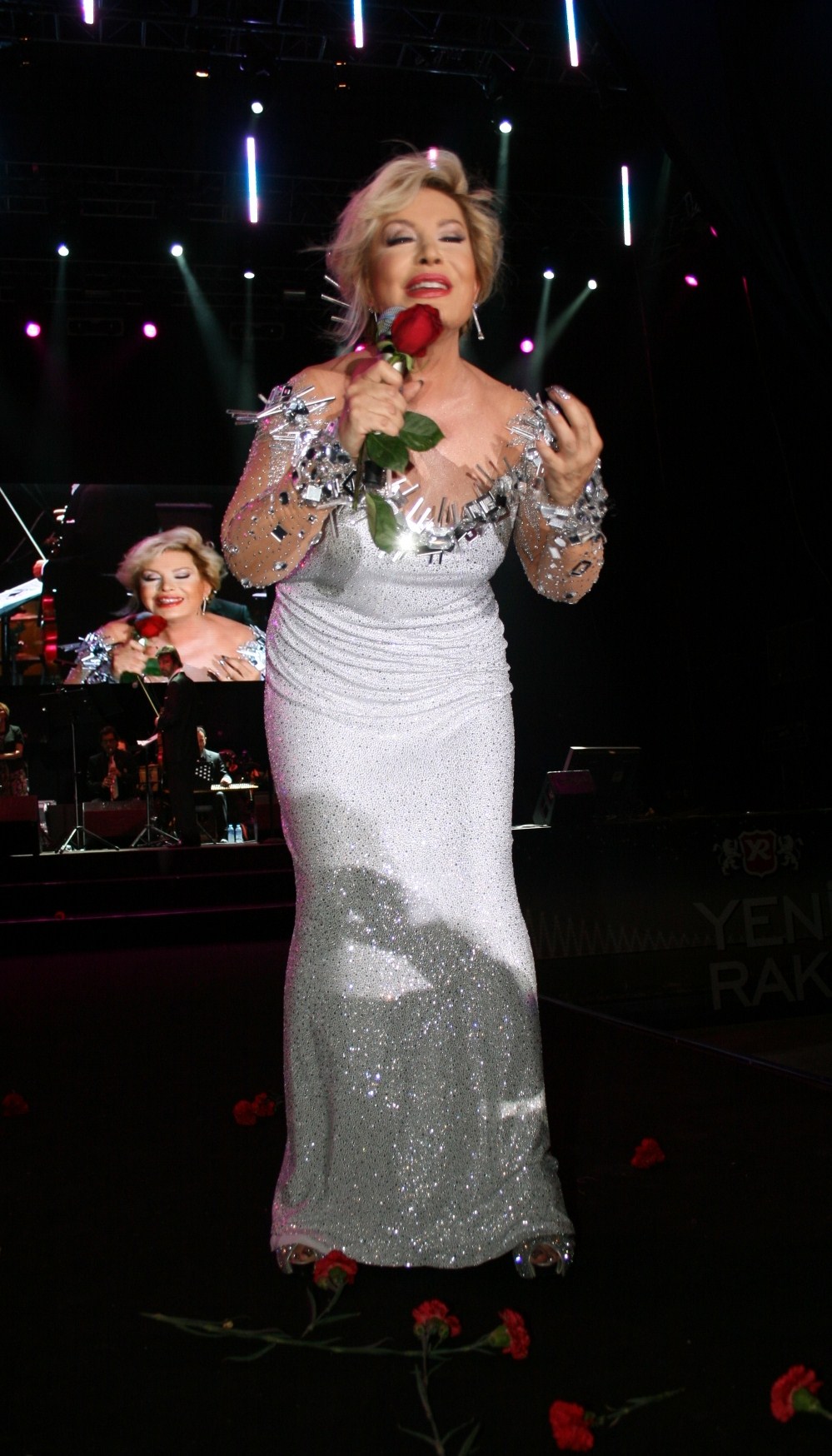 Emel Sayın, 'Bi' Büyük Fest'de hayranlarını coşturdu - MagazinSortie.com