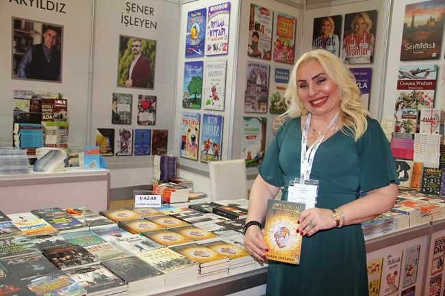 Funda Akosman, TÜYAP’ta okurlarıyla buluştu - MagazinSortie.com